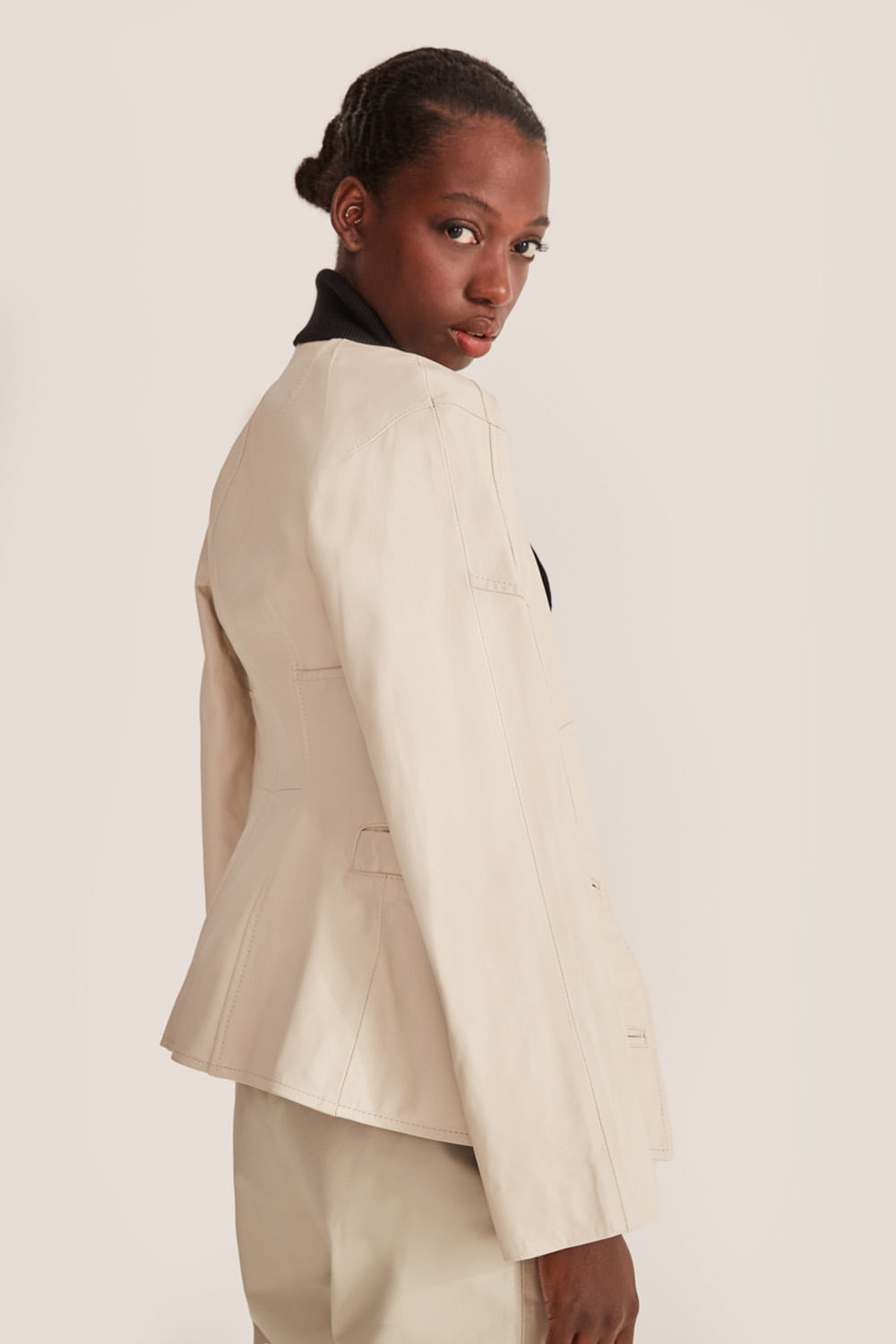 Blazer couro ombro estilizado off white | Cori - Cori